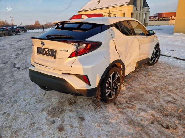 White Toyota C-HR 2023 in Kaunas, with an engine capacity of 1.80 L and mileage of 48 thousand km for 14278 €, photo 8 on AUTOMOTO.COM.LV