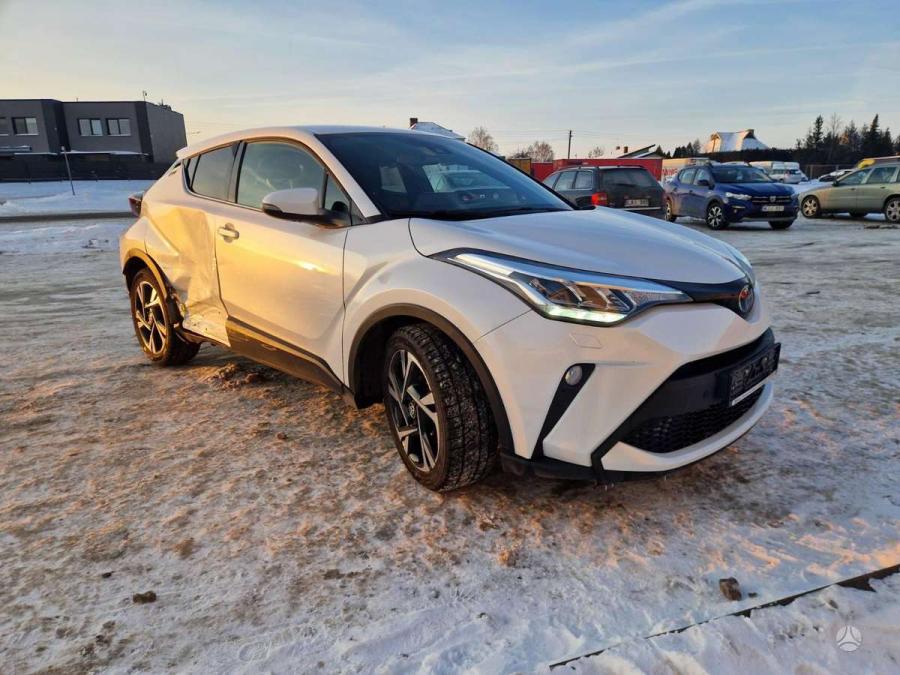 White Toyota C-HR 2023 in Kaunas, with an engine capacity of 1.80 L and mileage of 48 thousand km for 14278 €, photo 9 on AUTOMOTO.COM.LV