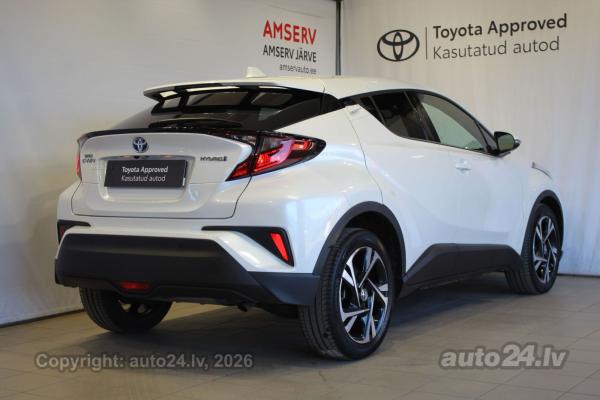 Balts Toyota C-HR 2023 Tallina, ar dzinēja tilpumu 1.80 L un nobraukumu 15 tūkst. km par 24990 €, foto 2 vietnē AUTOMOTO.COM.LV