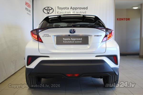 Balts Toyota C-HR 2023 Tallina, ar dzinēja tilpumu 1.80 L un nobraukumu 15 tūkst. km par 24990 €, foto 4 vietnē AUTOMOTO.COM.LV