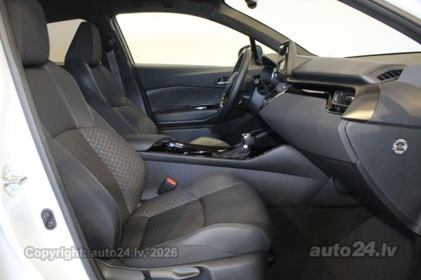 Balts Toyota C-HR 2023 Tallina, ar dzinēja tilpumu 1.80 L un nobraukumu 15 tūkst. km par 24990 €, foto 6 vietnē AUTOMOTO.COM.LV