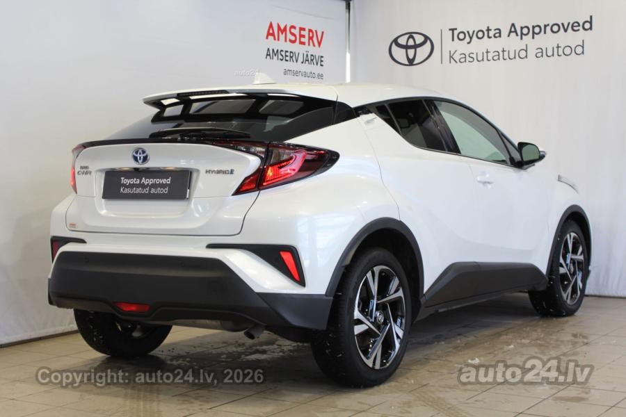 Белый Тойота C-HR 2023 в Таллин, объемом двигателя 1.80 л и пробегом 31 тыс. км за 24990 €, фото 3 на AUTOMOTO.COM.LV
