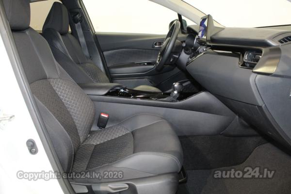Balts Toyota C-HR 2023 Tallina, ar dzinēja tilpumu 1.80 L un nobraukumu 31 tūkst. km par 24990 €, foto 6 vietnē AUTOMOTO.COM.LV