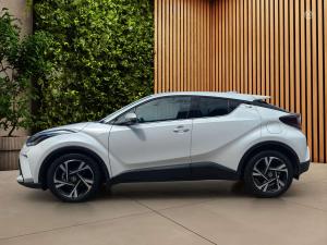 White Toyota C-HR 2023 in Kaunas, with an engine capacity of 1.80 L and mileage of 20 thousand km for 23990 €, photo 3 on AUTOMOTO.COM.LV