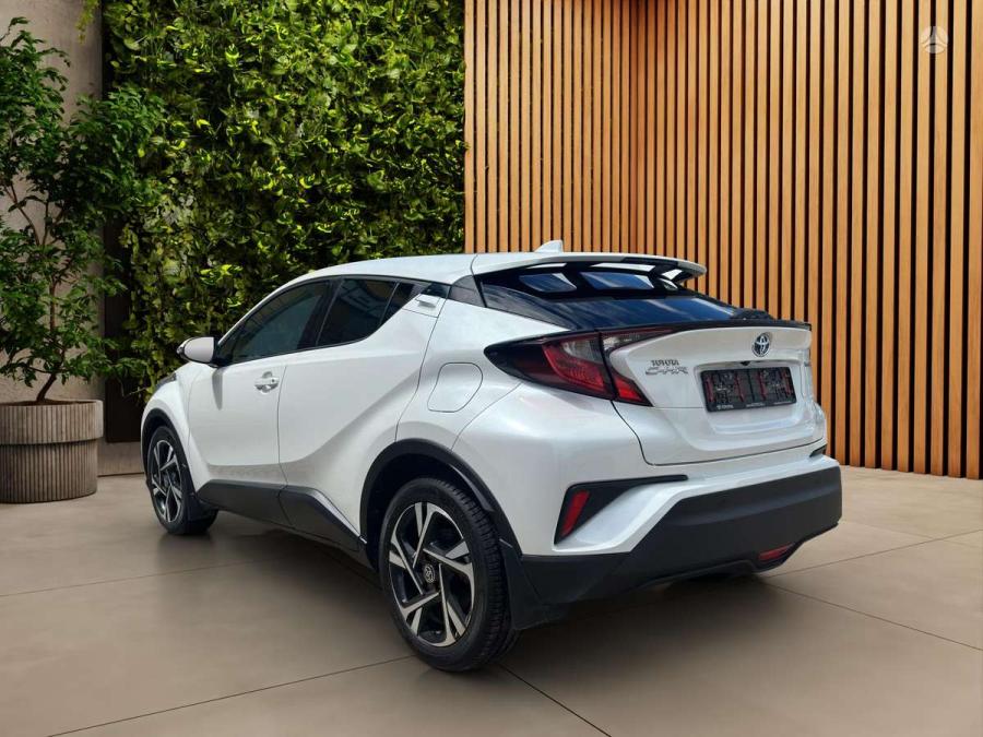 White Toyota C-HR 2023 in Kaunas, with an engine capacity of 1.80 L and mileage of 20 thousand km for 23990 €, photo 4 on AUTOMOTO.COM.LV