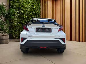 White Toyota C-HR 2023 in Kaunas, with an engine capacity of 1.80 L and mileage of 20 thousand km for 23990 €, photo 5 on AUTOMOTO.COM.LV