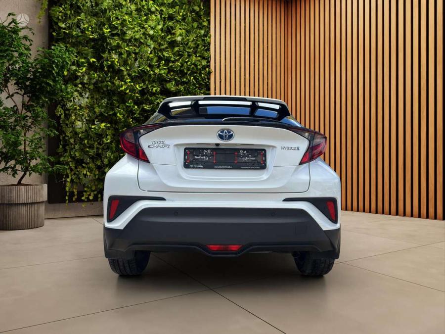 White Toyota C-HR 2023 in Kaunas, with an engine capacity of 1.80 L and mileage of 20 thousand km for 23990 €, photo 5 on AUTOMOTO.COM.LV