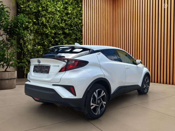 Balts Toyota C-HR 2023 Kauņa, ar dzinēja tilpumu 1.80 L un nobraukumu 20 tūkst. km par 23990 €, foto 5 vietnē AUTOMOTO.COM.LV
