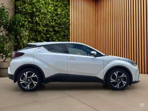 White Toyota C-HR 2023 in Kaunas, with an engine capacity of 1.80 L and mileage of 20 thousand km for 23990 €, photo 7 on AUTOMOTO.COM.LV