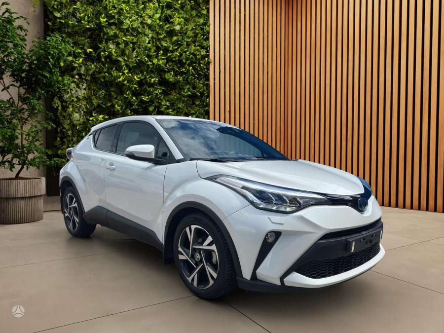 White Toyota C-HR 2023 in Kaunas, with an engine capacity of 1.80 L and mileage of 20 thousand km for 23990 €, photo 8 on AUTOMOTO.COM.LV