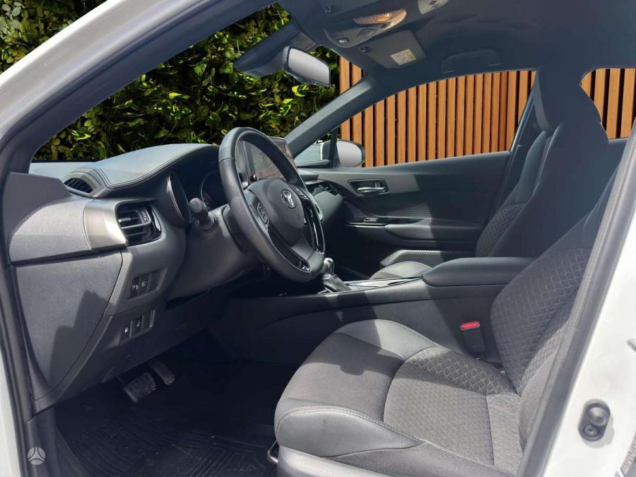 White Toyota C-HR 2023 in Kaunas, with an engine capacity of 1.80 L and mileage of 20 thousand km for 23990 €, photo 10 on AUTOMOTO.COM.LV