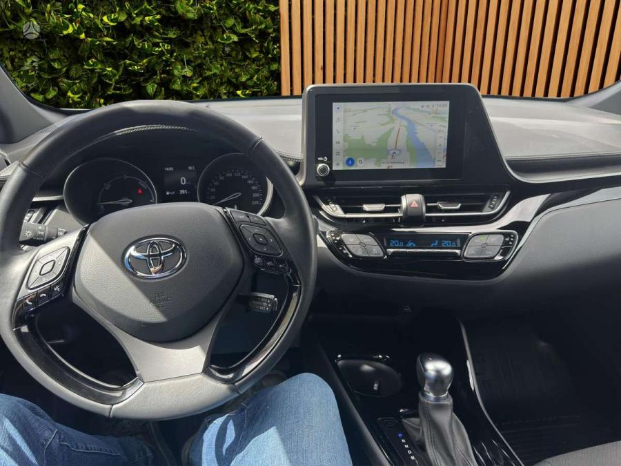 White Toyota C-HR 2023 in Kaunas, with an engine capacity of 1.80 L and mileage of 20 thousand km for 23990 €, photo 11 on AUTOMOTO.COM.LV
