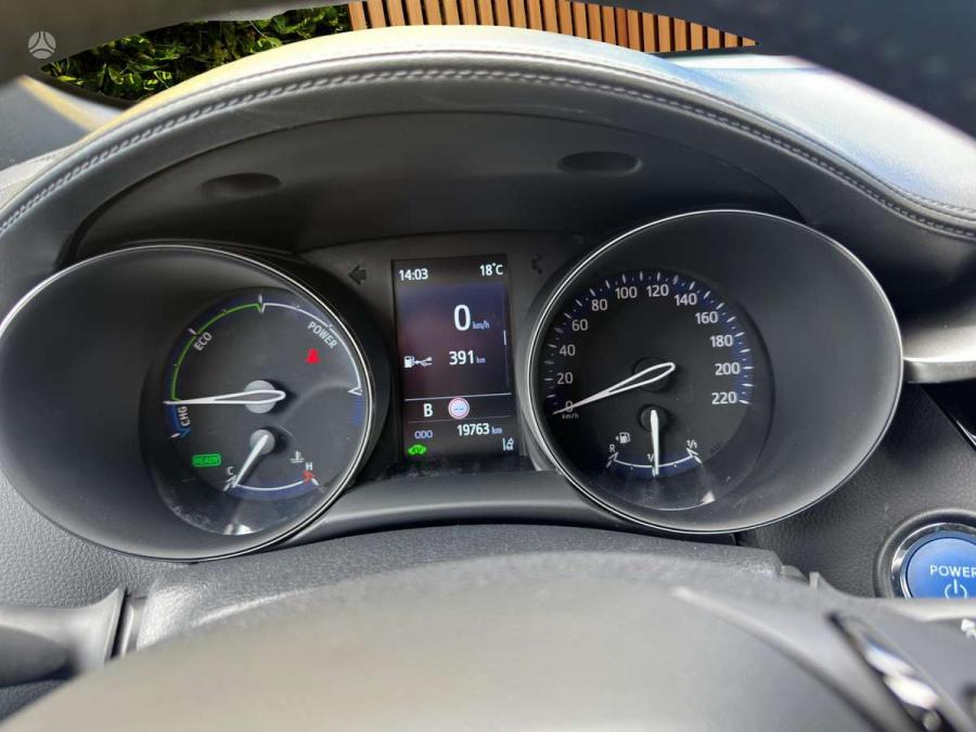 White Toyota C-HR 2023 in Kaunas, with an engine capacity of 1.80 L and mileage of 20 thousand km for 23990 €, photo 12 on AUTOMOTO.COM.LV
