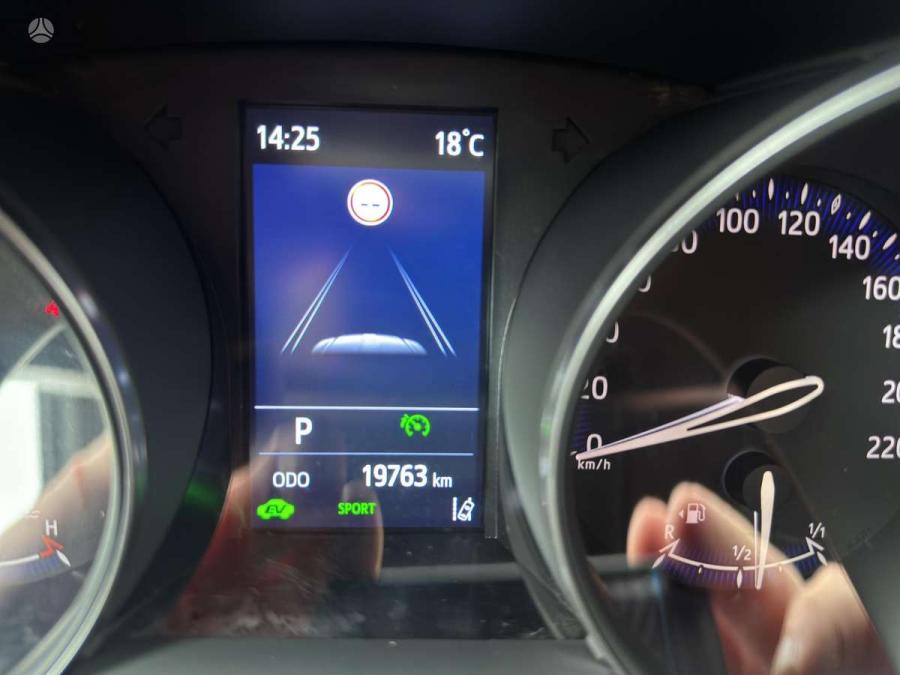 White Toyota C-HR 2023 in Kaunas, with an engine capacity of 1.80 L and mileage of 20 thousand km for 23990 €, photo 16 on AUTOMOTO.COM.LV