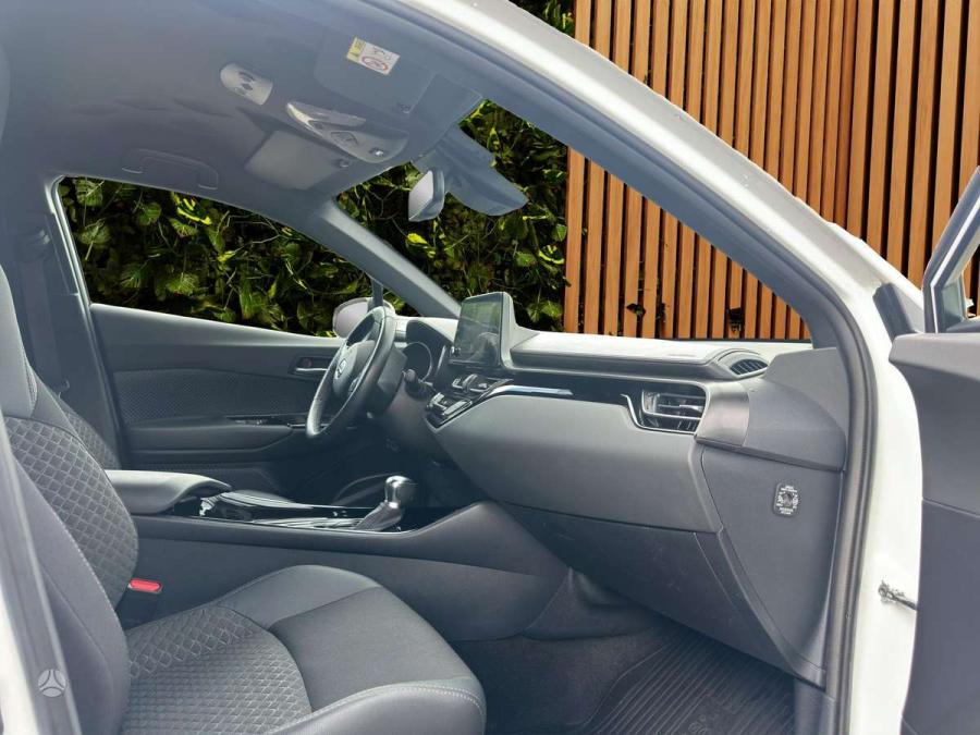 White Toyota C-HR 2023 in Kaunas, with an engine capacity of 1.80 L and mileage of 20 thousand km for 23990 €, photo 24 on AUTOMOTO.COM.LV
