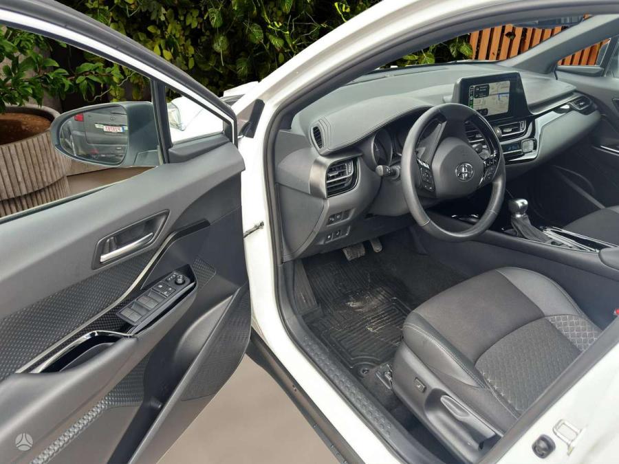 White Toyota C-HR 2023 in Kaunas, with an engine capacity of 1.80 L and mileage of 20 thousand km for 23990 €, photo 25 on AUTOMOTO.COM.LV