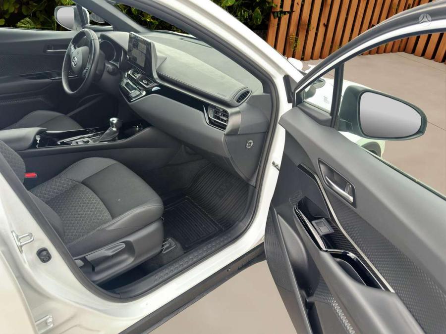 White Toyota C-HR 2023 in Kaunas, with an engine capacity of 1.80 L and mileage of 20 thousand km for 23990 €, photo 26 on AUTOMOTO.COM.LV