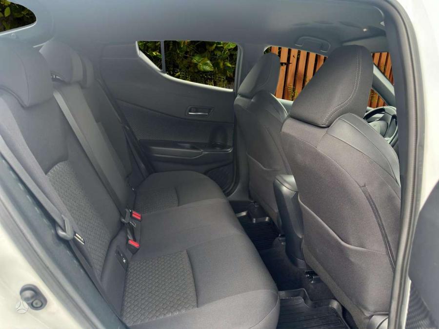 White Toyota C-HR 2023 in Kaunas, with an engine capacity of 1.80 L and mileage of 20 thousand km for 23990 €, photo 27 on AUTOMOTO.COM.LV