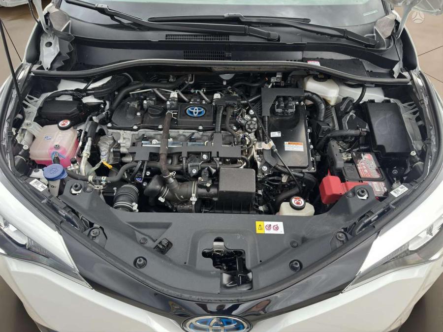 White Toyota C-HR 2023 in Kaunas, with an engine capacity of 1.80 L and mileage of 20 thousand km for 23990 €, photo 29 on AUTOMOTO.COM.LV