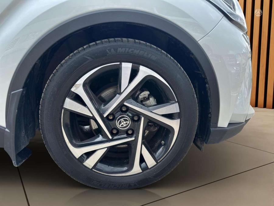 White Toyota C-HR 2023 in Kaunas, with an engine capacity of 1.80 L and mileage of 20 thousand km for 23990 €, photo 34 on AUTOMOTO.COM.LV