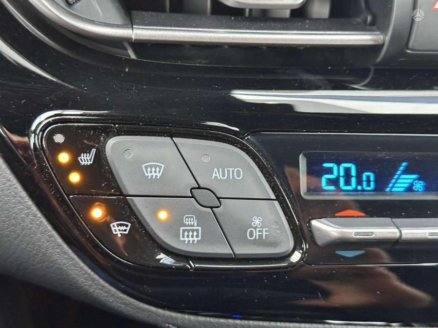 White Toyota C-HR 2023 in Kaunas, with an engine capacity of 1.80 L and mileage of 20 thousand km for 23990 €, photo 37 on AUTOMOTO.COM.LV
