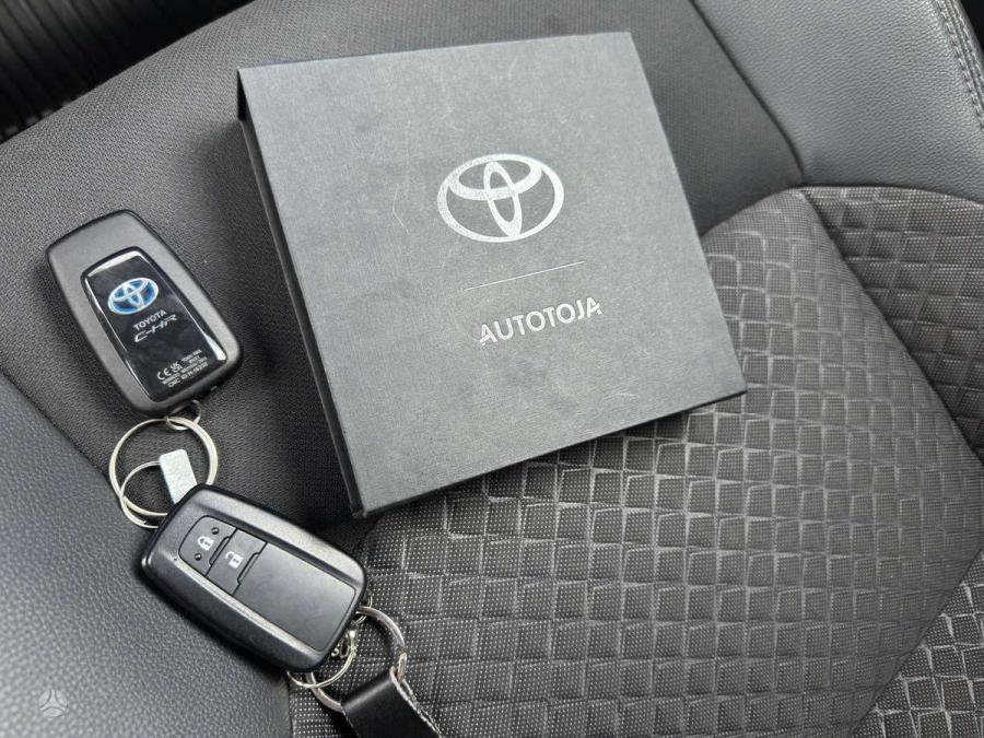 White Toyota C-HR 2023 in Kaunas, with an engine capacity of 1.80 L and mileage of 20 thousand km for 23990 €, photo 44 on AUTOMOTO.COM.LV