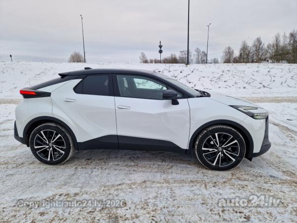 White Toyota C-HR 2024 in Tallinn, with an engine capacity of 1.80 L and mileage of 15 thousand km for 34900 €, photo 4 on AUTOMOTO.COM.LV