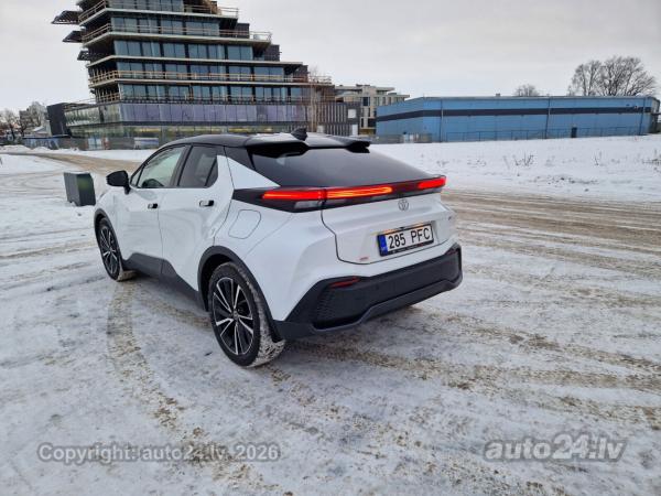White Toyota C-HR 2024 in Tallinn, with an engine capacity of 1.80 L and mileage of 15 thousand km for 34900 €, photo 5 on AUTOMOTO.COM.LV