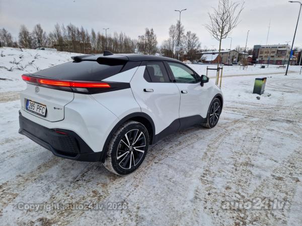 White Toyota C-HR 2024 in Tallinn, with an engine capacity of 1.80 L and mileage of 15 thousand km for 34900 €, photo 6 on AUTOMOTO.COM.LV