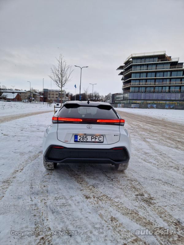 White Toyota C-HR 2024 in Tallinn, with an engine capacity of 1.80 L and mileage of 15 thousand km for 34900 €, photo 7 on AUTOMOTO.COM.LV