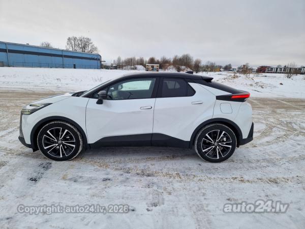 White Toyota C-HR 2024 in Tallinn, with an engine capacity of 1.80 L and mileage of 15 thousand km for 34900 €, photo 8 on AUTOMOTO.COM.LV