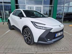 Balts Toyota C-HR 2024 Tartu, ar dzinēja tilpumu 1.80 L un nobraukumu 18 tūkst. km par 29000 €, foto  vietnē AUTOMOTO.COM.LV