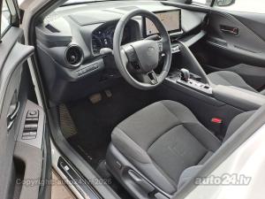 White Toyota C-HR 2024 in Tartu, with an engine capacity of 1.80 L and mileage of 18 thousand km for 29000 €, photo 5 on AUTOMOTO.COM.LV