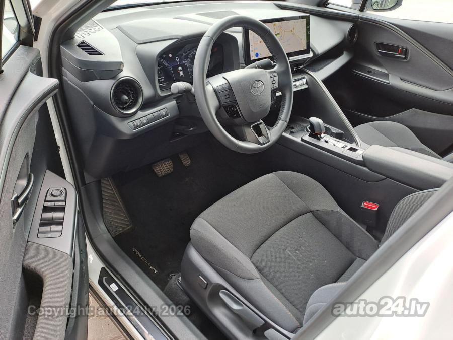 White Toyota C-HR 2024 in Tartu, with an engine capacity of 1.80 L and mileage of 18 thousand km for 29000 €, photo 5 on AUTOMOTO.COM.LV