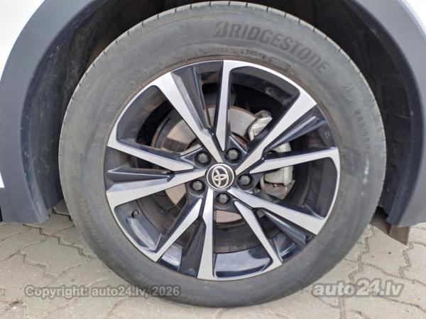 Balts Toyota C-HR 2024 Tartu, ar dzinēja tilpumu 1.80 L un nobraukumu 18 tūkst. km par 29000 €, foto 7 vietnē AUTOMOTO.COM.LV