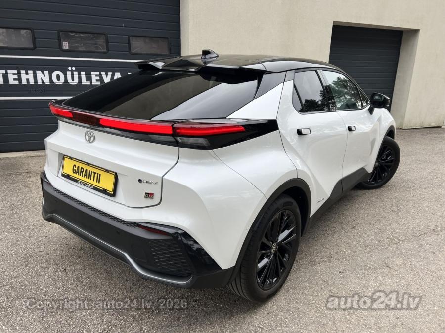 White Toyota C-HR 2024 in Parnu, with an engine capacity of 2.00 L and mileage of 19 thousand km for 39990 €, photo 7 on AUTOMOTO.COM.LV