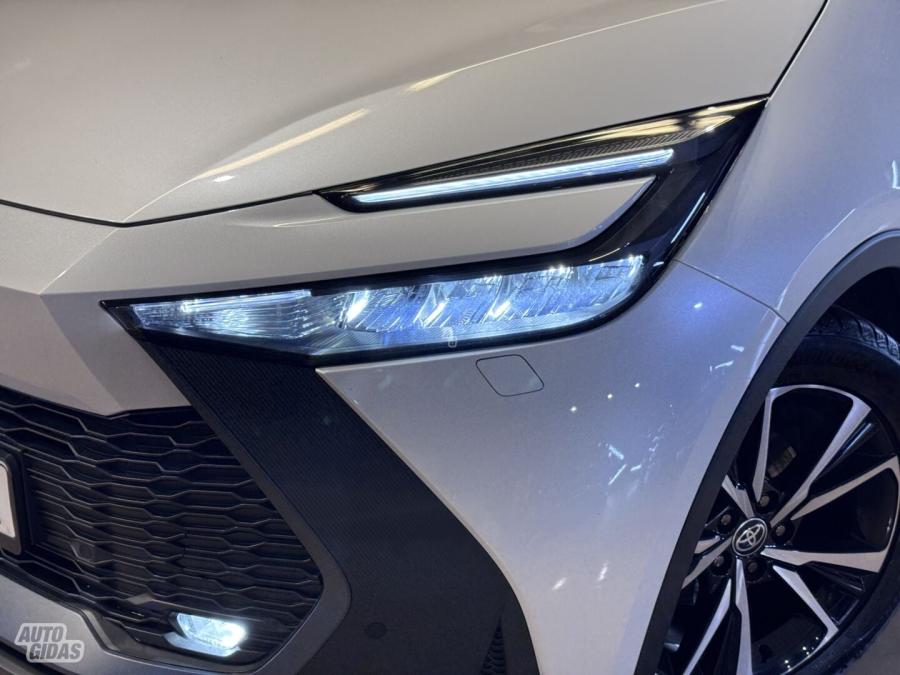 Белый Тойота C-HR 2024 в Авиженяй, объемом двигателя 1.80 л и пробегом 45 тыс. км за 26500 €, фото 4 на AUTOMOTO.COM.LV