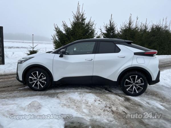 Белый Тойота C-HR 2025 в Таллин, объемом двигателя 2.00 л и пробегом 0 тыс. км за 38900 €, фото 2 на AUTOMOTO.COM.LV