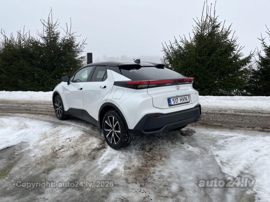 Белый Тойота C-HR 2025 в Таллин, объемом двигателя 2.00 л и пробегом 0 тыс. км за 38900 €, фото 3 на AUTOMOTO.COM.LV