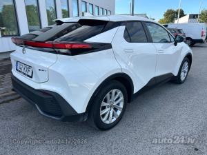 White Toyota C-HR 2025 in Tallinn, with an engine capacity of 1.80 L and mileage of 120 thousand km for 24999 €, photo 4 on AUTOMOTO.COM.LV