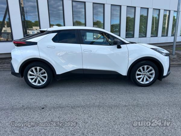 White Toyota C-HR 2025 in Tallinn, with an engine capacity of 1.80 L and mileage of 120 thousand km for 24999 €, photo 5 on AUTOMOTO.COM.LV