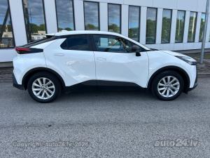 White Toyota C-HR 2025 in Tallinn, with an engine capacity of 1.80 L and mileage of 120 thousand km for 24999 €, photo 5 on AUTOMOTO.COM.LV