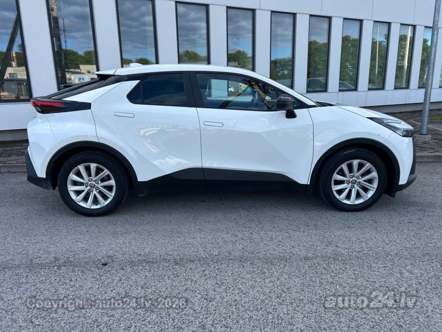 White Toyota C-HR 2025 in Tallinn, with an engine capacity of 1.80 L and mileage of 120 thousand km for 24999 €, photo 5 on AUTOMOTO.COM.LV