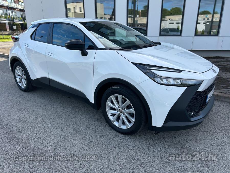White Toyota C-HR 2025 in Tallinn, with an engine capacity of 1.80 L and mileage of 120 thousand km for 24999 €, photo 6 on AUTOMOTO.COM.LV