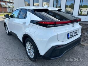 White Toyota C-HR 2025 in Tallinn, with an engine capacity of 1.80 L and mileage of 120 thousand km for 24999 €, photo 7 on AUTOMOTO.COM.LV