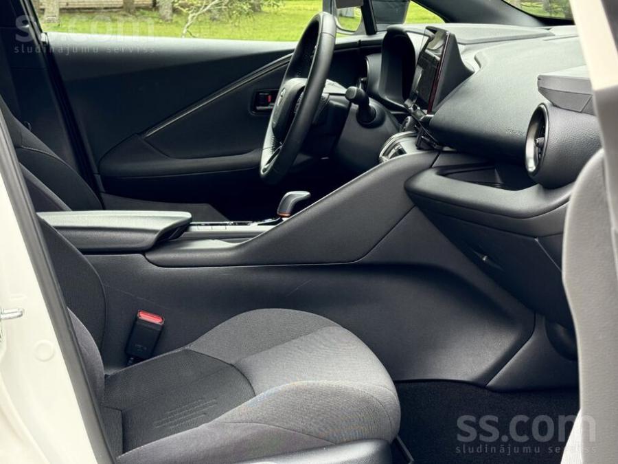 Белый Тойота C-HR 2025 в Елгава, объемом двигателя 1.80 л и пробегом 25 тыс. км за 26800 €, фото 18 на AUTOMOTO.COM.LV