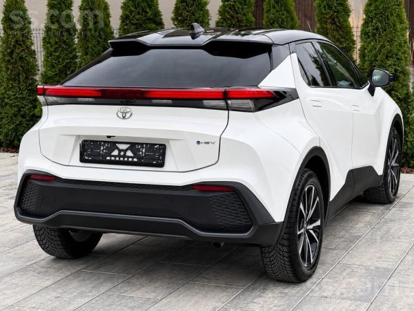 White Toyota C-HR 2025 in Jelgava, with an engine capacity of 1.80 L and mileage of 25 thousand km for 25900 €, photo 4 on AUTOMOTO.COM.LV