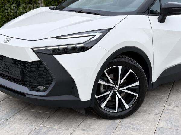 White Toyota C-HR 2025 in Jelgava, with an engine capacity of 1.80 L and mileage of 25 thousand km for 25900 €, photo 6 on AUTOMOTO.COM.LV
