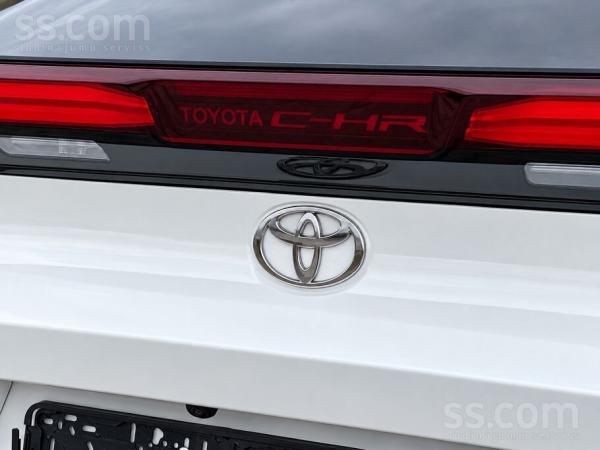 White Toyota C-HR 2025 in Jelgava, with an engine capacity of 1.80 L and mileage of 25 thousand km for 25900 €, photo 8 on AUTOMOTO.COM.LV