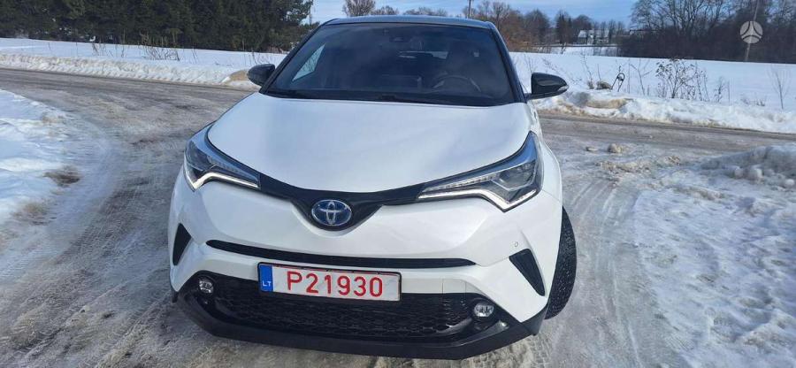 White Toyota C-HR 2018 in Taurage, with an engine capacity of 1.80 L and mileage of 183 thousand km for 15200 €, photo 2 on AUTOMOTO.COM.LV